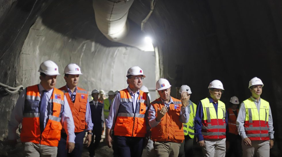 Ministro Moreno inspecciona construcción de túnel bajo el Cerro San ...